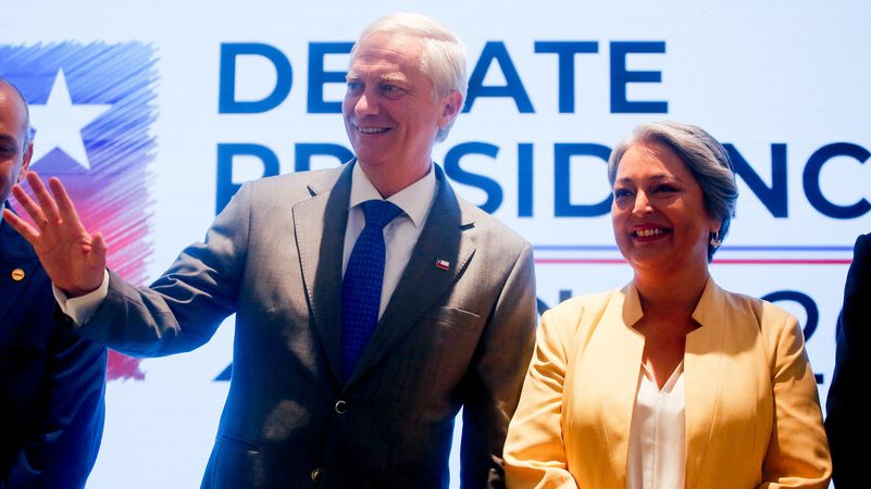 Trastienda: tenso debate radial Kast-Jara a días de balotaje