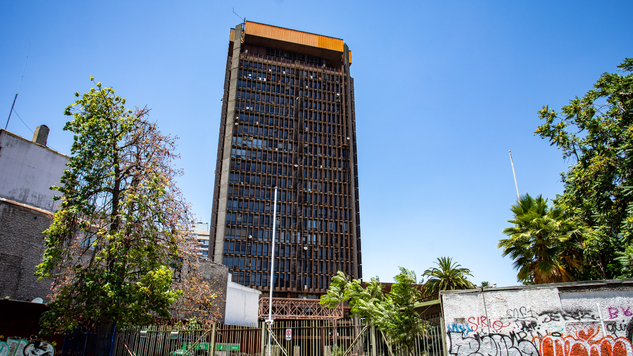 El edificio fantasma de 22 pisos detrás del GAM